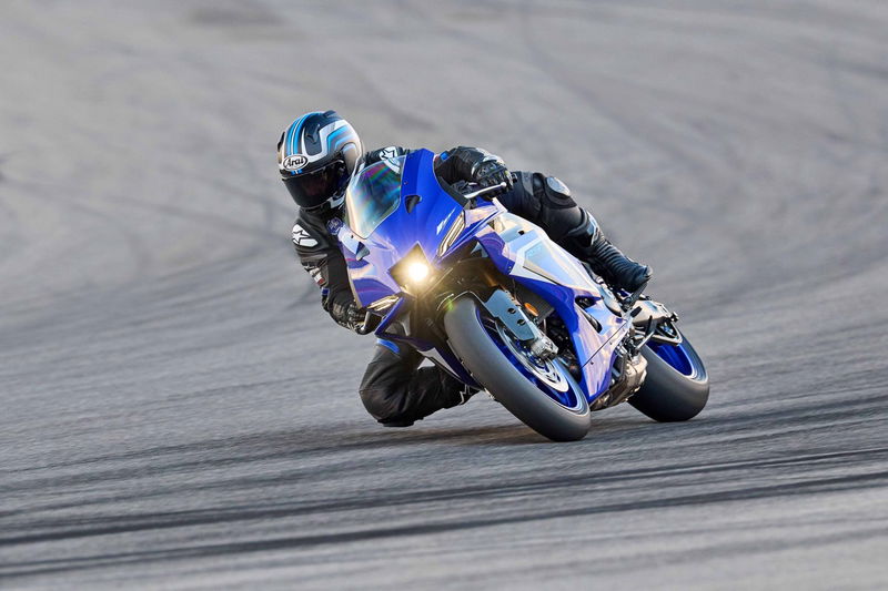 The 2025 Yamaha R9 is FINALLY Here to Attack the Track | Visordown