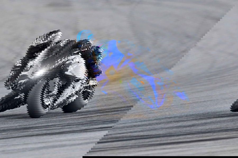 The 2025 Yamaha R9 is FINALLY Here to Attack the Track | Visordown