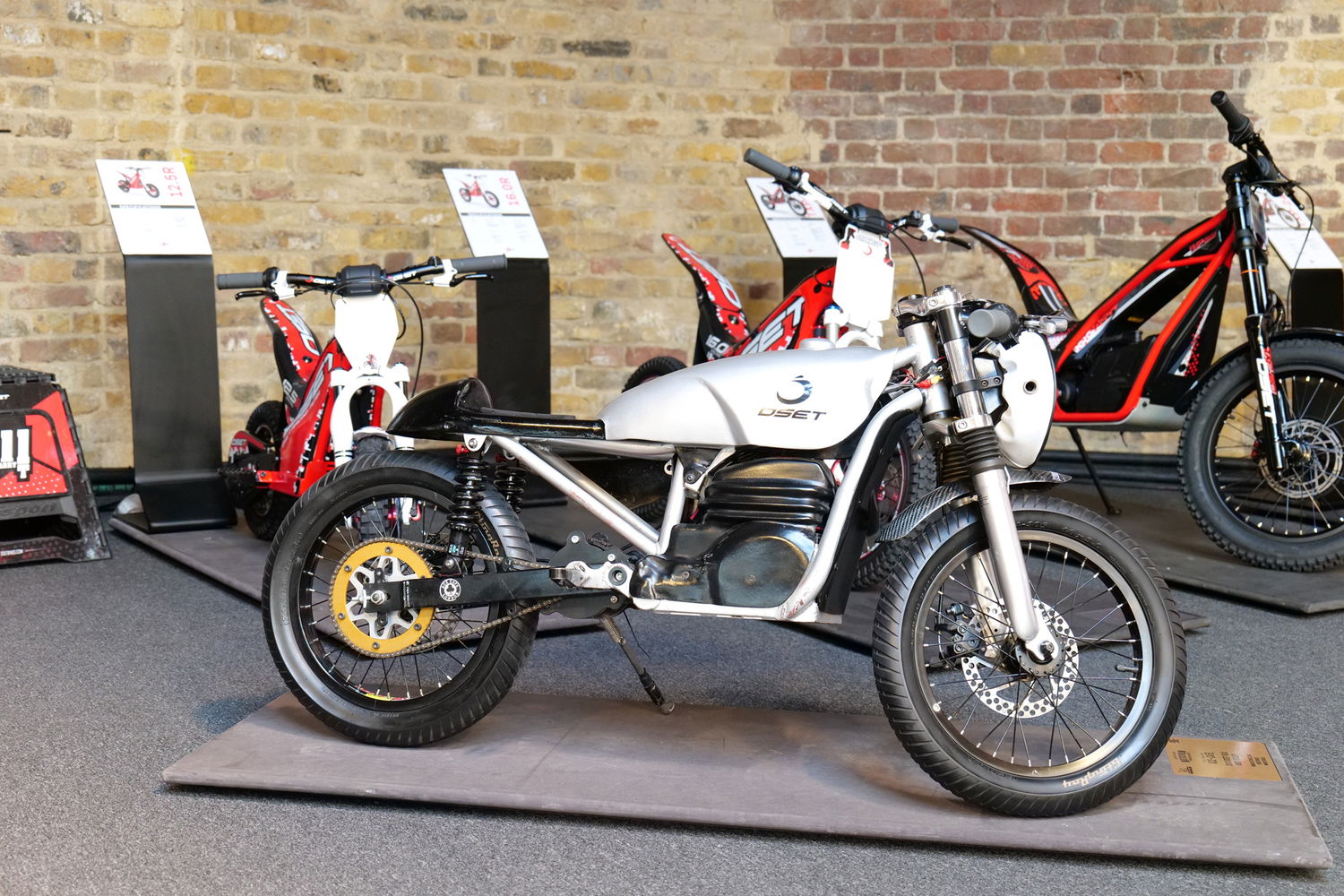 Honda E-VO: Retro Electric Cafe Racer Packs Swappable Batteries, Tops ...