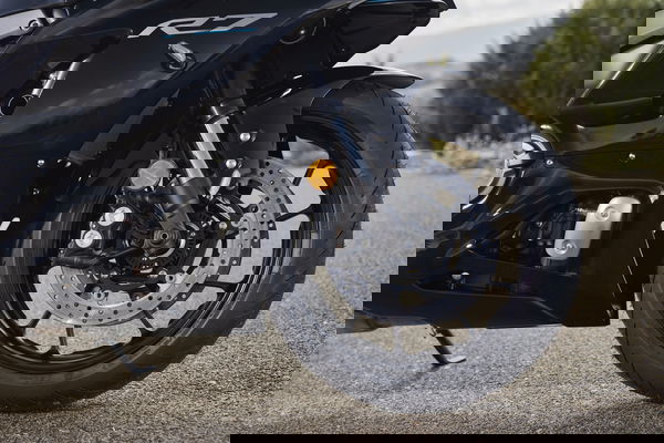 Yamaha R7 (2022) review | tested on the road and on the track | Visordown