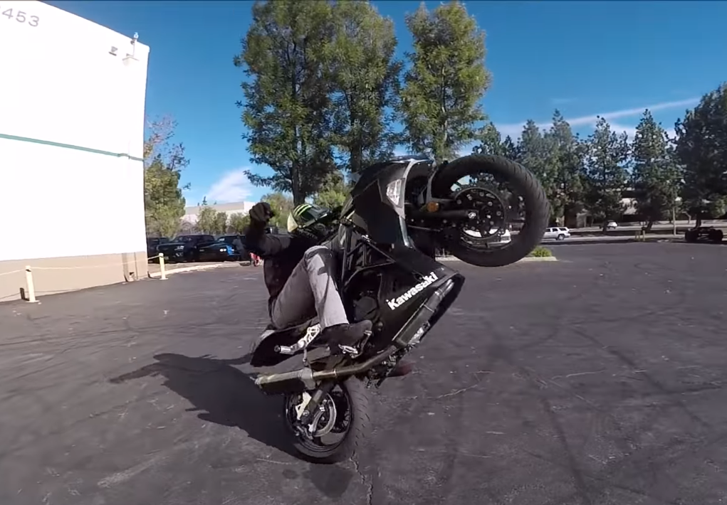 WATCH: Professional stunt rider tests new Kawasaki Ninja 400 | Visordown